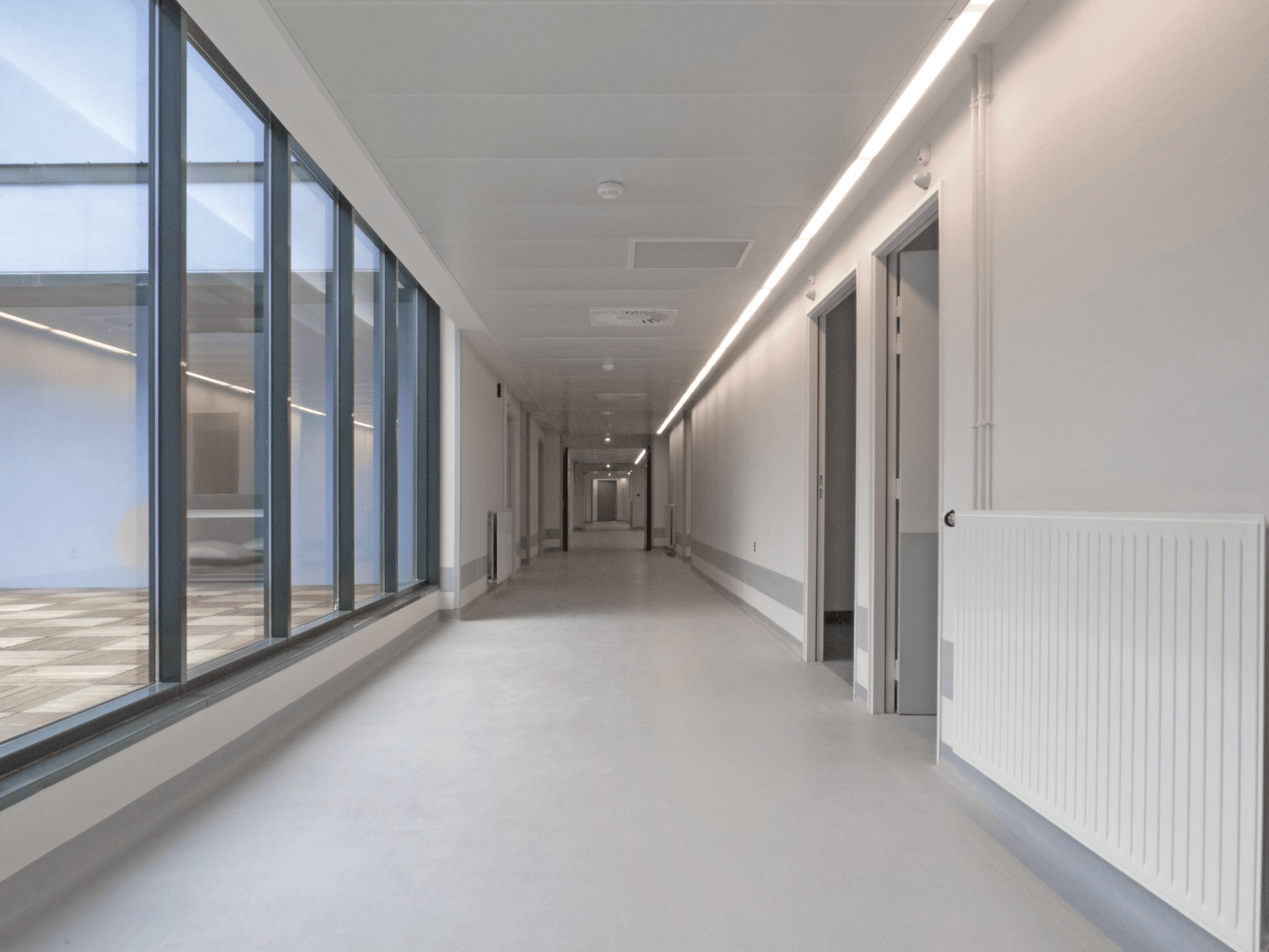 Plafond basculant sur profil de rive apparent avec bac Axess | Plafometal