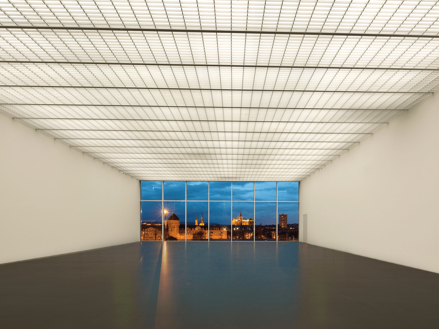 Plafond résille linéaire double peau avec grille Grilam I | Plafometal